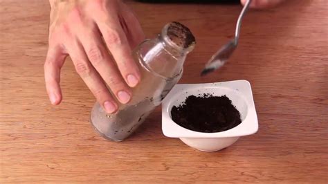 Cómo limpiar garrafas de aceite con posos de café La mejor forma