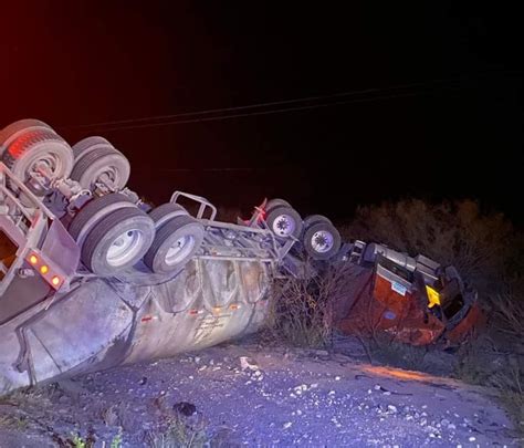Tráiler vuelca en la carretera Monterrey Monclova
