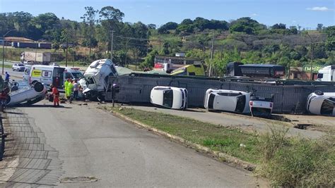 Três pessoas morrem em acidente entre caminhões e carro na rodovia BR