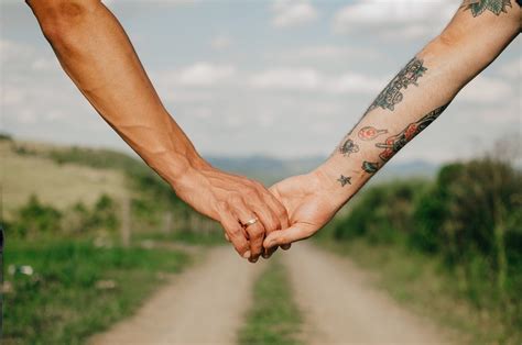 CEDO România trebuie să recunoască și să protejeze prin lege familiile