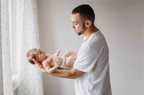 Entenda os benefícios do governo e como SOLICITAR a licença paternidade