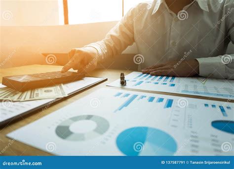 Los Hombres De Negocios Calculan El Rendimiento Empresarial De Los
