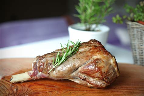 Cyril Lignac partage sa recette de l épaule d agneau confite au ras el
