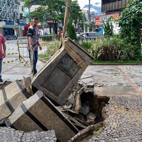 Cratera se abre e derruba estátua na praça Dermeval Barbosa Moreira