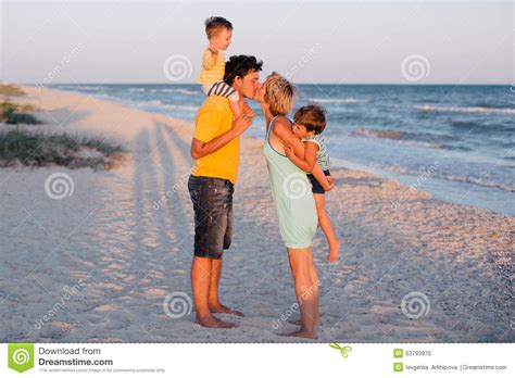 Familia Que Se Divierte En La Playa Tropical Foto De Archivo Imagen