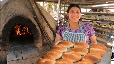 Haciendo Pan En Horno De Leña Para Esta Semana Santa Juntos Podemos