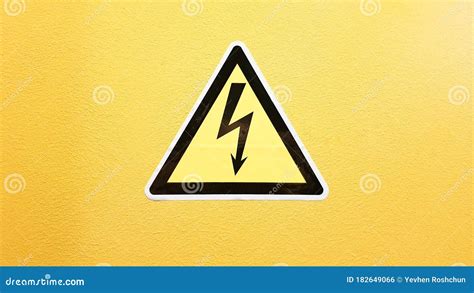 Sinal De Segurança Amarelo E Preto Colado Numa Parede Amarela Raios De