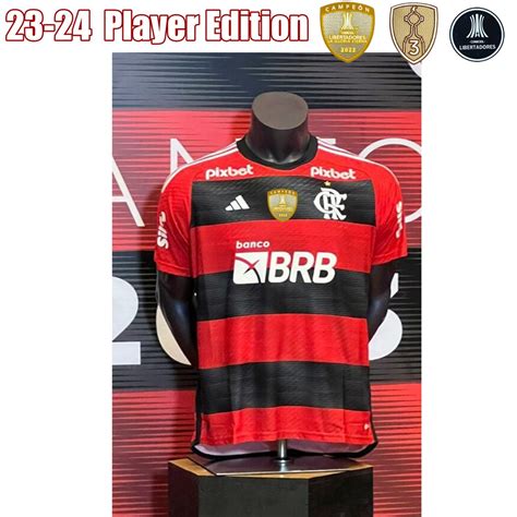 Camisa De Futebol Vers O Jogador Flameja Para Casa