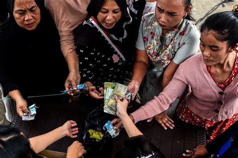 FOTO Warga Serbu Operasi Pasar Murah Minyak Goreng Di Palembang