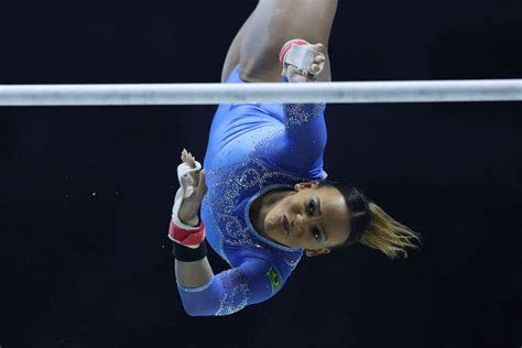 Rebeca Andrade perde equilíbrio e fica fora do pódio 05 11 2022