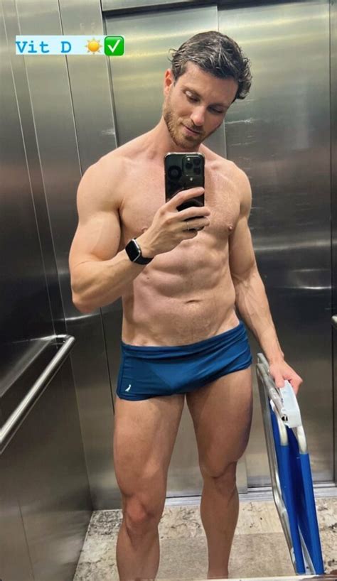 Foto Do Ex BBB Lucas Bissoli A Rola Marcando Na Sunga Todos