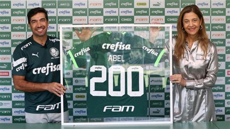 Abel Ferreira é homenageado por Leila após superar marca de 200 jogos