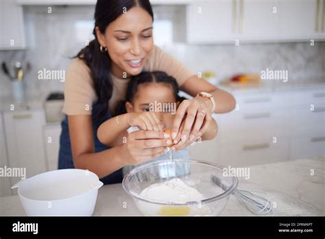 Oeuf pâtisserie et famille avec une mère et une fille apprenant à