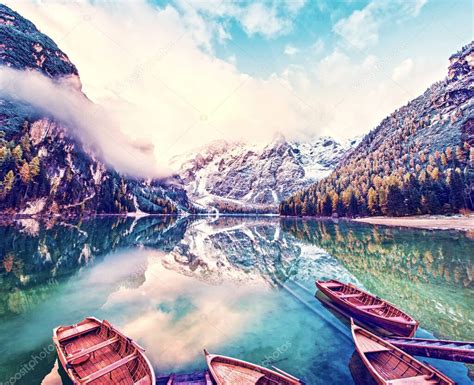 Hermoso paisaje mágico de otoño de hadas con barcos en el lago en el