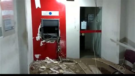 Assaltantes explodem duas agências bancárias na madrugada desta terça