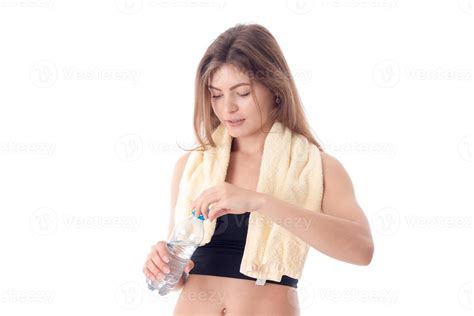 fille athlétique avec une serviette sur ses épaules ouvre une bouteille