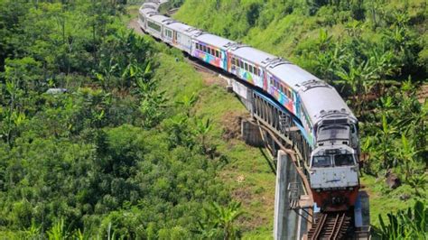 7 Jalur Kereta Api Terindah Di Indonesia Dari Sawah Hingga Laut
