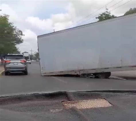 Caja de tráiler se desprende y provoca caos vial sobre la carretera a