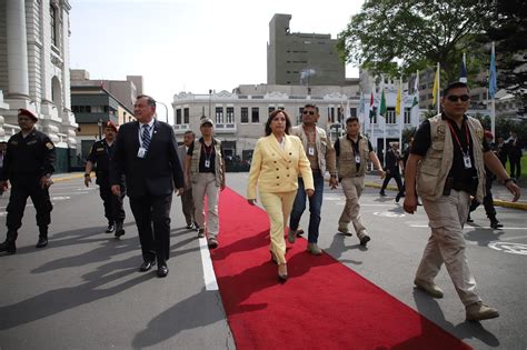 Dina Boluarte llega al Congreso para asumir la Presidencia del Perú