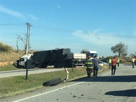 Colisão entre carreta e carro causa congestionamento em rodovia de Itu